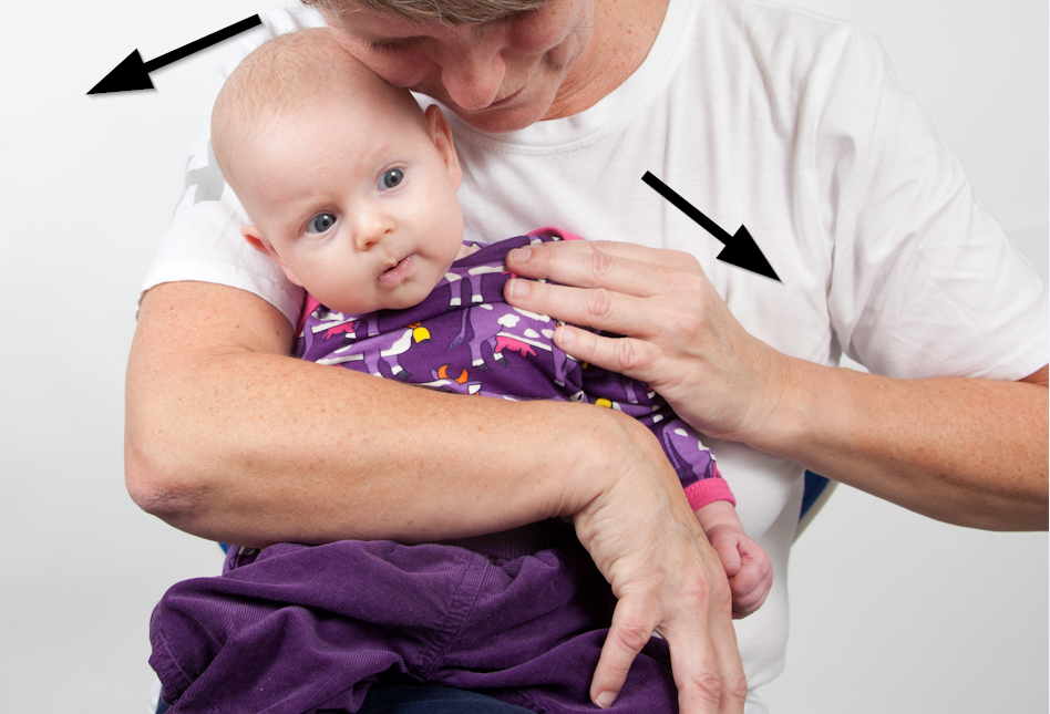 Når barnet hælder hovedet til venstre