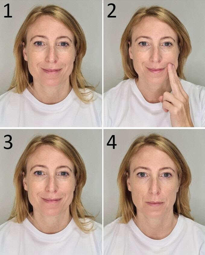 Smil bredt med lukket mund